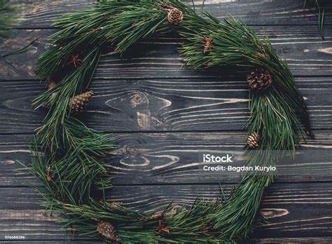 크리스마스 소박한 화 환 및 나무 지점 소나무 콘과 소박한 배경 상위 뷰 텍스트에 대 한 공간에 아니 스 세련 된 크리스마스 계절 인사 이미지입니다 겨울 휴일 분위기입니다