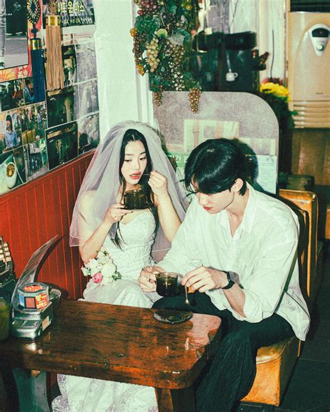 베일드스튜디오•웨딩스냅웨딩화보브라이덜스냅빈티지웨딩부산웨딩스냅서울웨딩스냅 빈티지웨딩 예약문의는 프로필 링크 클릭 혹은 카카오톡 채널 베일드스튜디오 상담가능