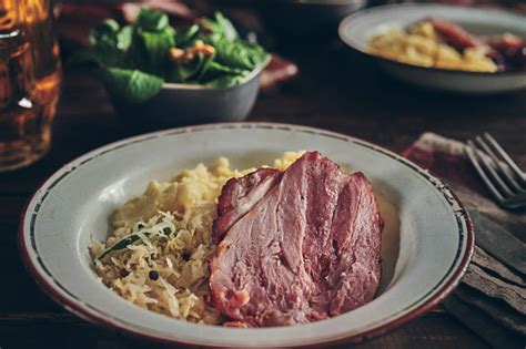 볶은 햄 호크는 소금에 절인 양배추와 으깬 감자와 함께 제공 사우어크라우트에 대한 스톡 사진 및 기타 이미지 사우어크라우트