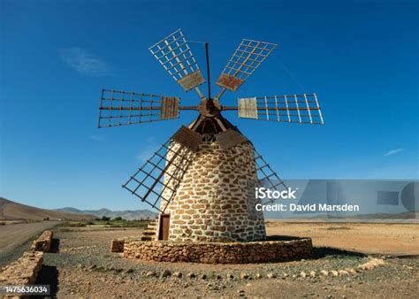 푸에르테벤투라 카나리아 제도 스페인에 있는 역사적인 전통 카나리아 풍차의 아름다운 이미지 0명에 대한 스톡 사진 및 기타 이미지
