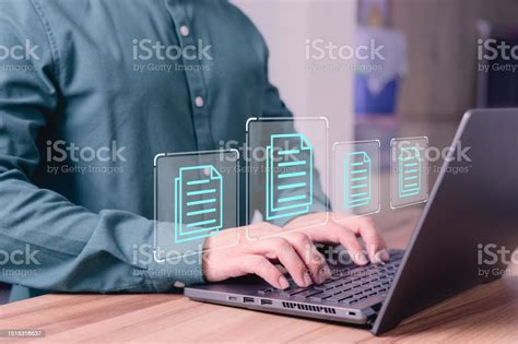 erp 가상 화면에 아이콘이 있는 문서 관리 개념입니다 사무실에서 문서를 확인하는 컴퓨터 키보드로 타이핑하는 직원 파일을