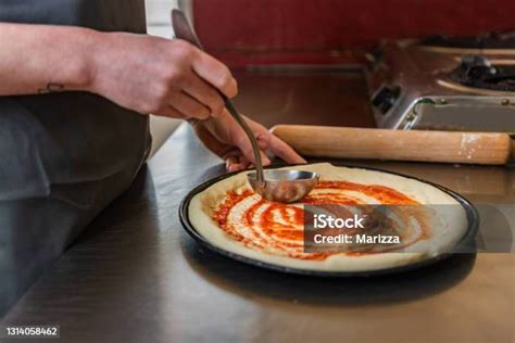 국자를 사용하여 피자에 소스를 퍼뜨리는 셰프의 클로즈업 손수 만든에 대한 스톡 사진 및 기타 이미지 손수 만든 피자 국자