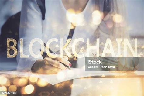 여성의 손을 통해 암호 화폐 홀로그램은 배경을 작성합니다 블록 체인의 개념 이중 노출 가상화폐공개에 대한 스톡 사진 및 기타