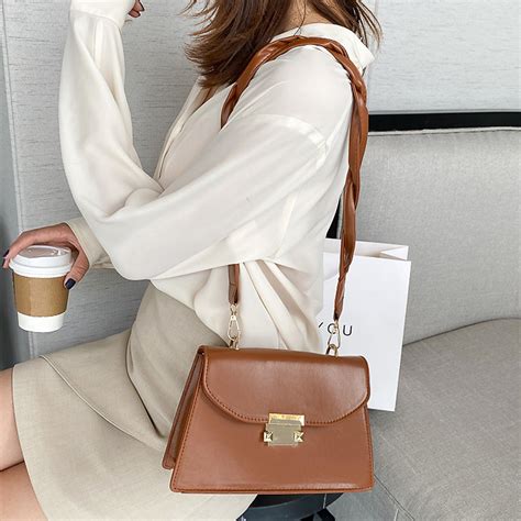 글램디브 당일출고여성가방 체티아 스트랩 꼬임 스퀘어 토트백 A2130 여름가방 데일리가방 심플가방 크로스백 여자가방 대학생가방 캠퍼스룩 오피스룩 보부상가방