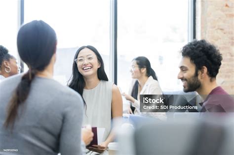 다양한 디자인 전문가가 인식 할 수없는 프로젝트 관리자와 상호 작용합니다 다민족 그룹에 대한 스톡 사진 및 기타 이미지