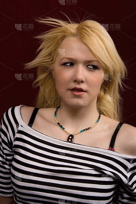 这是一个头发正在发上的年轻性感女子的肖像