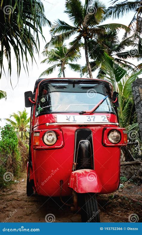 Tuk Tuk Tuk Rojo Brillante Sobre Un Fondo De Palmeras Sri Lanka Del