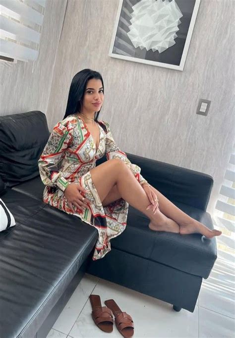 Pin by jose carlos on Descalza 2 in 2025 | Arabian beauty women, Lovely legs, Outfits for night out