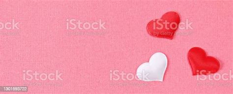 분홍색 배경에 흰색 마음과 붉은 마음 사랑의 날 발렌타인 데이 2 월 14 일에 대한 개념 공간을 복사합니다 발렌타인 데이 카드