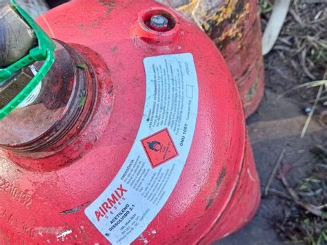 Caminhão Tomba Causando Vazamento De Produtos Perigosos