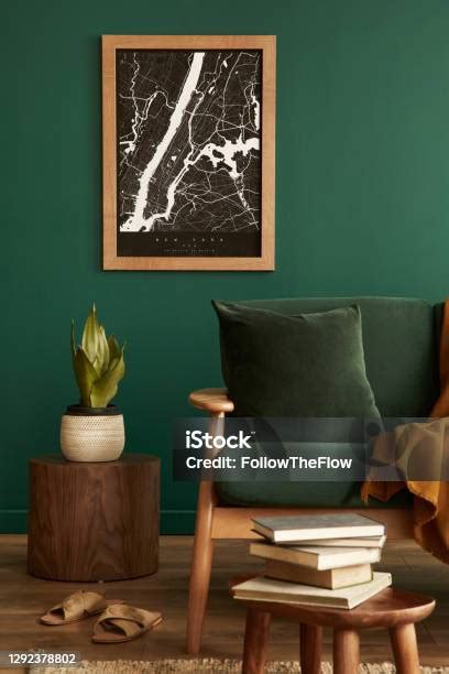 현대적인 복고풍 인테리어 디자인 벨벳 소파 카펫 대변 갈색 목재 가구 식물 포스터 모의지도 책 램프 및 실내 장식의 Perosnal 액세서리가있는 세련된 거실 0명에 대한