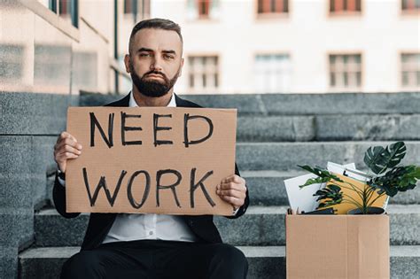 작업이 필요합니다 우울한 성숙한 사업가 는 포스터와 개인 물건의 상자와 계단에 앉아 해고있어 거절에 대한 스톡 사진 및 기타 이미지 Istock