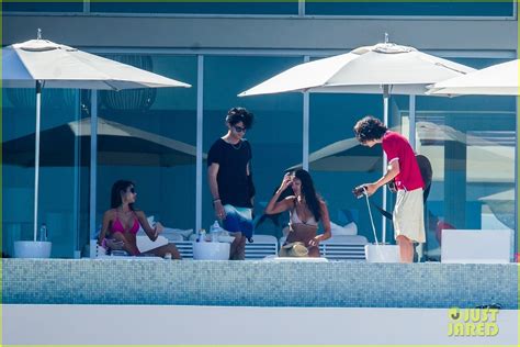 Timothee Chalamet And Eiza Gonzalez Pack On The Pda And Kiss In Mexico See Every Photo Photo