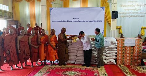 ព្រះសង្ឃ ៩វត្ត នៅស្រុកមង្គលបូរី ដែលរងនូវការលិចលង់ដោយទឹកជំនន់