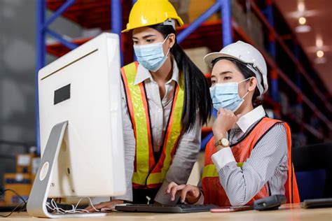 상품 이나 상품 창고에 하드 햇 서화물을 착용 하 고 수입 및 수출화물 화물 선에서 제어 하중을 확인 합니다 팀워크 성공적인 컨셉 25 29세에 대한 스톡 사진 및 기타