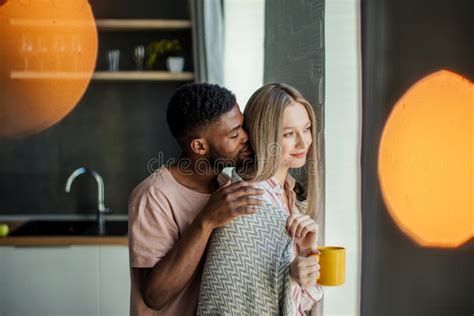 El Hombre Joven Africano Negro De Amor Abraza A Su Esposa Cauc Sica Foto De Archivo Imagen De