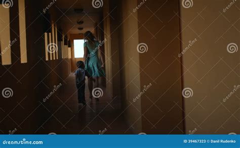 Madre E Hijo En Pasillo Del Hotel Almacen De Video Vídeo de junto familia