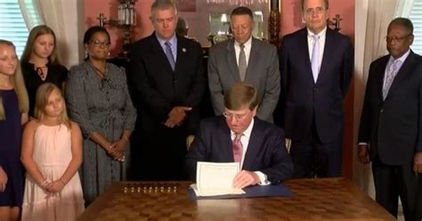 Mississippi Governor Signs Bill Removing State Flag With Confederate