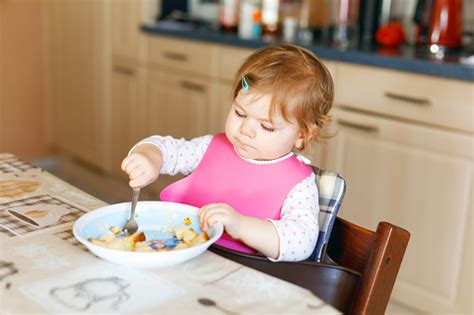 숟가락 으깬 야채와 퓌레에서 먹는 사랑스러운 아기 소녀 음식 어린이 수유 및 사람 개념 가정 생활에 대한 스톡 사진 및 기타 이미지 Istock