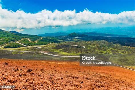 뱀도로와 그림 같은 풍경 풀과 숲으로 덮여 다채로운 용암 언덕 에트나 산에서의 전망 시칠리아 이탈리아 0명에 대한 스톡 사진 및