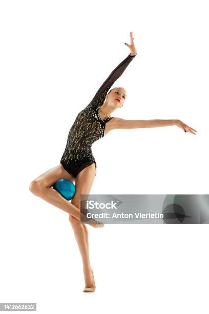 젊은 부드러운 소녀 흰색 스튜디오 배경 위에 고립 된 파란색 공으로 운동을하는 리듬 체조 선수의 초상화 리듬 체조에 대한 스톡 사진 및 기타 이미지 Istock