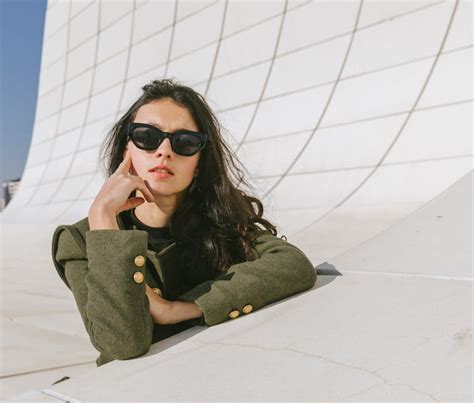 갈색 머리 거리 패션 건물 건축 관광객 관광지 기하학적 설계 도시 패션 도시 풍경 도시의 동부 유럽 라이프스타일 랜드마크 맑은 날 모델 모험