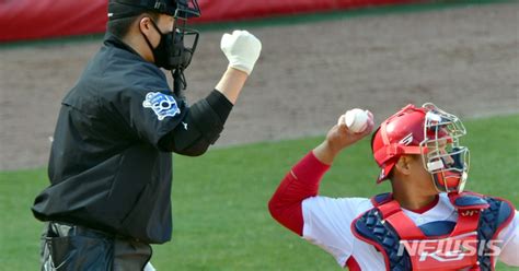 마스크·장갑 착용하고 프로야구 심판