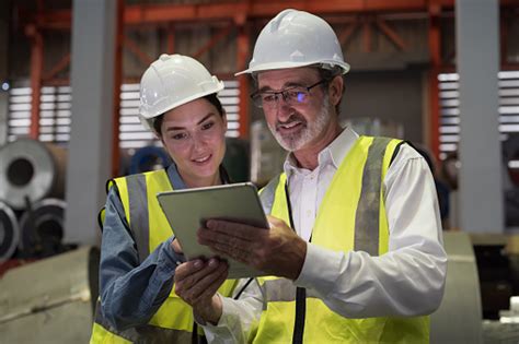 제조 공정 중 공장의 제조 생산 라인에서 컨베이어 벨트 기계를 검사 수리 및 유지 보수하는 엔지니어 근로자 그룹 2명에 대한 스톡 사진 및 기타 이미지 Istock