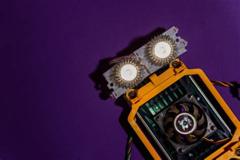 손으로 만든 로봇은 Arduino 플랫폼에 평평하게 놓여 있습니다 Diy Ai 증기 어두운 보라색 배경입니다 어린이와 청소년