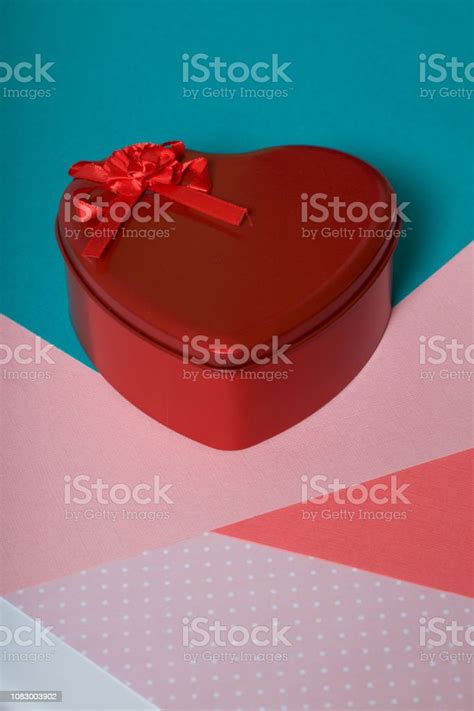 선물을 가진 빨간 심 혼의 형태로 상자 에 여러 종이의 배경 개념에 대한 스톡 사진 및 기타 이미지 개념 놀라움 로맨스 Istock