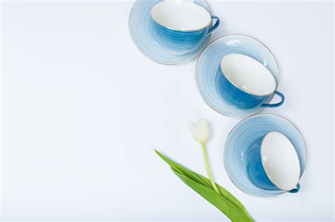 깨끗 한 요리 커피 또는 차 세트 우아한 도자기 컵과 흰색 배경 높은 키 상위 뷰 및 평면 누워 내부 꽃과 접시의 많음 0명에