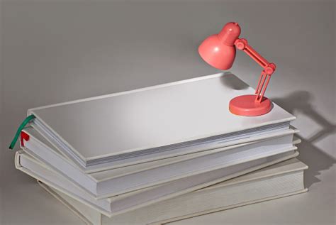 흰색 배경에 분홍색 테이블 램프 책 근처의 작은 장난감 램프 학습 독서 및 교육의 개념 0명에 대한 스톡 사진 및 기타 이미지 Istock