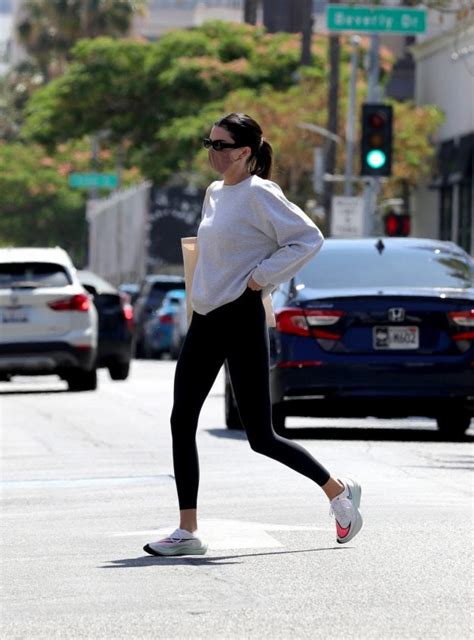 Kendall Jenner On A Walk In Tight Leggings Ans Sport Bra Photos Video The Fappening