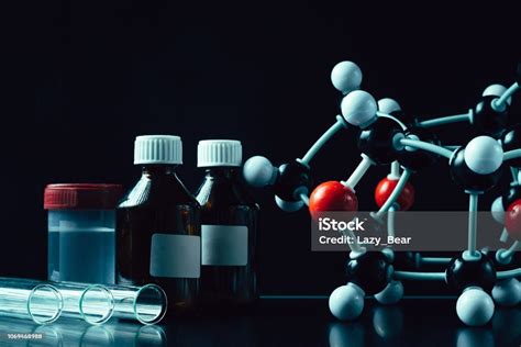 분자 수식 및 어두운 배경에 복사 공간에 실험실 장비 과학 유기 화학 개념 0명에 대한 스톡 사진 및 기타 이미지 0명 Dna 건강관리와 의술 Istock
