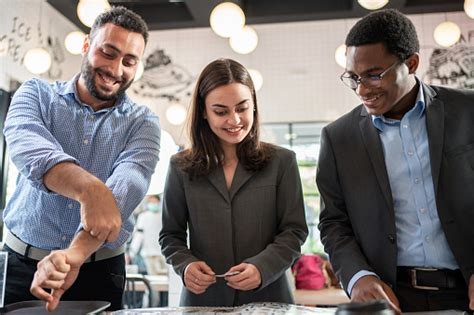 비즈니스 사람들은 커피숍에서 바리스타와 함께 뜨거운 또는 아이스 커피를 주문합니다 중소기업 소유자 메뉴를 보고 커피를 선택하는 사람들 새로운 사업과 긴 회의 후 휴식 시간