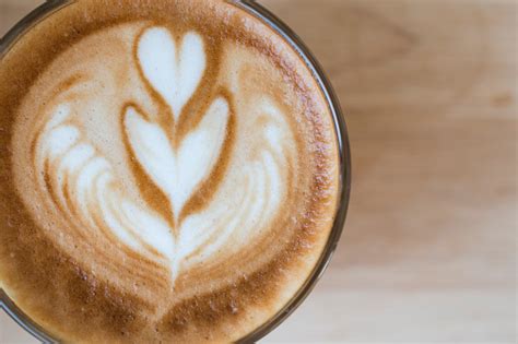 커피 라 떼 아트 에스프레소 커피가 게 빈티지 컬러 톤에 아름 다운 거품 커피 컵과 카푸치노입니다 라 떼 아트 하트 모양 평면도