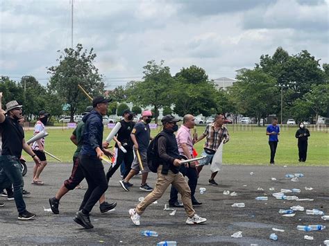 กินกาแฟวันละ 3 แก้ว สามทุ่มตาปรือ On Twitter ตีประชาชน แต่มีประชาชน