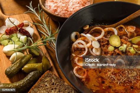 전통적인 헝가리 산 쇠고기 스튜 양파와 마늘을 곁들인 굴라쉬 매운 음식 건강한 생활방식에 대한 스톡 사진 및 기타 이미지 건강한 생활방식 건강한 식생활 고기 Istock