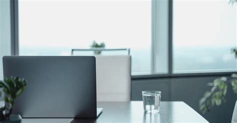 건물 고급 사무실 고층 건물 근무 분위기 기술 기업 문화 기업 환경 기업인 깨끗한 디자인 노트북 높은 건물 단단한 도시 사무실 도시 풍경 디지털