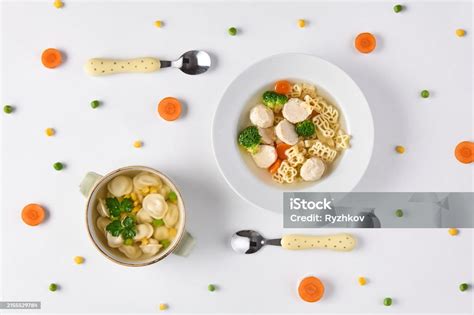 어린이 메뉴 닭고기 미트볼 야채 수프와 만두 옥수수 수프를 곁들인 접시 구성 0명에 대한 스톡 사진 및 기타 이미지 0명 강박 건강한 식생활 Istock