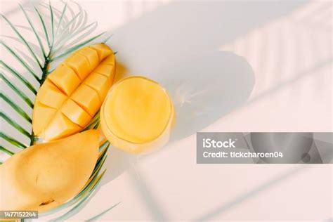 상단보기와 평면 열대 잎과 흰색 배경의 그림자망고 슬라이스와 주스에서 여름 과일을 누워 건강관리와 의술에 대한 스톡 사진 및 기타 이미지 건강관리와 의술 건강한 생활