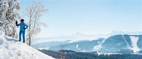 Bukovel 스키장에서 산 관찰 자연 위에 아름 다운 화창한 겨울 하루 Copyspace 평화로운 휴양 휴가 휴식 여자 스키의