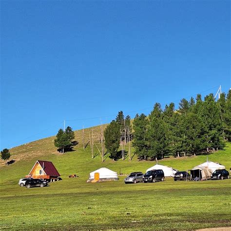 Цэнхэрийн халуун рашаан модны хаяанд байрлах гэр амралт