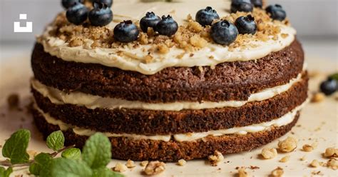 흰색 세라믹 접시에 파란색 딸기가 있는 갈색과 검은색 과자 사진 Unsplash의 무료 음식 이미지