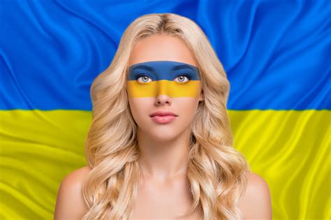 애국심 테마 일러스트 레이 션 사진 초상화 학생 여성의 스탠드 근처 노란색 파란색 국가 색상 패턴 상징 독립 배너 배경 20 24세에 대한 스톡 사진 및 기타 이미지