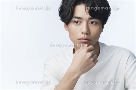 若い日本人男性のポートレート／メンズビューティー （人物）の写真素材 244784635 イメージマート