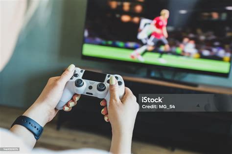 비디오 게임 콘솔을 플레이하는 소녀 게임은 축구입니다 손에 조이스틱 선택적 초점 비디오 게임에 대한 스톡 사진 및 기타 이미지 비디오 게임 Brand Name