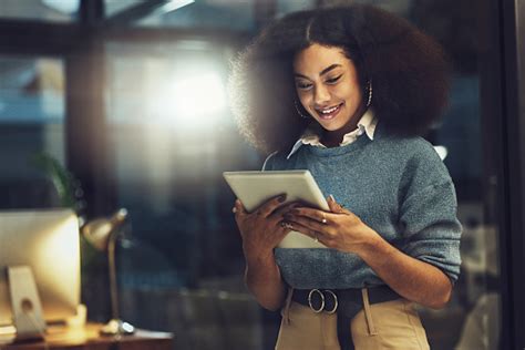 비즈니스 태블릿 및 기술 기업 및 커뮤니케이션을 위해 사무실에서 여성과 함께 검색합니다 소셜 미디어 여성과의 연결 및 인터넷 네트워킹 이메일 및 웹 사이트에 대한 온라인