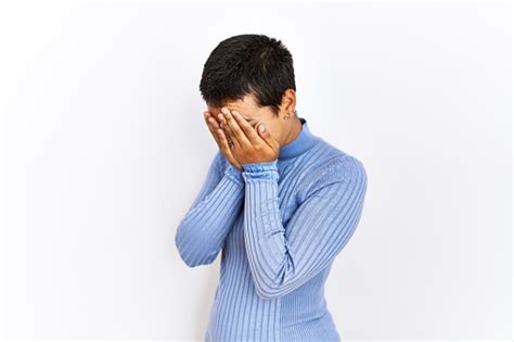 짧은 머리를 가진 젊은 히스패닉 여성은 울면서 손으로 얼굴을 덮고 슬픈 표정으로 고립 된 배경 위에 서 있습니다 우울증 개념 20 24세에 대한 스톡 사진 및 기타 이미지