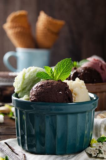 나무 부엌 테이블에 점토 그릇에 바닐라 피스타치오와 초콜릿 아이스크림 공 3 스쿱 0명에 대한 스톡 사진 및 기타 이미지 0명 갈색 거품 내기 Istock